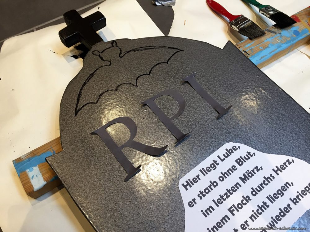 Halloween Deko: schaurigen Grabstein einfach selber bauen